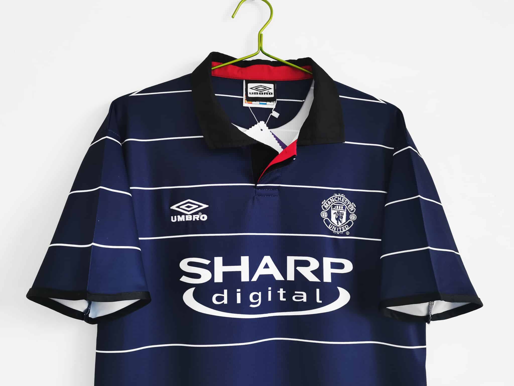 The Retro Kit | Manchester United 1999/2000 Away kit