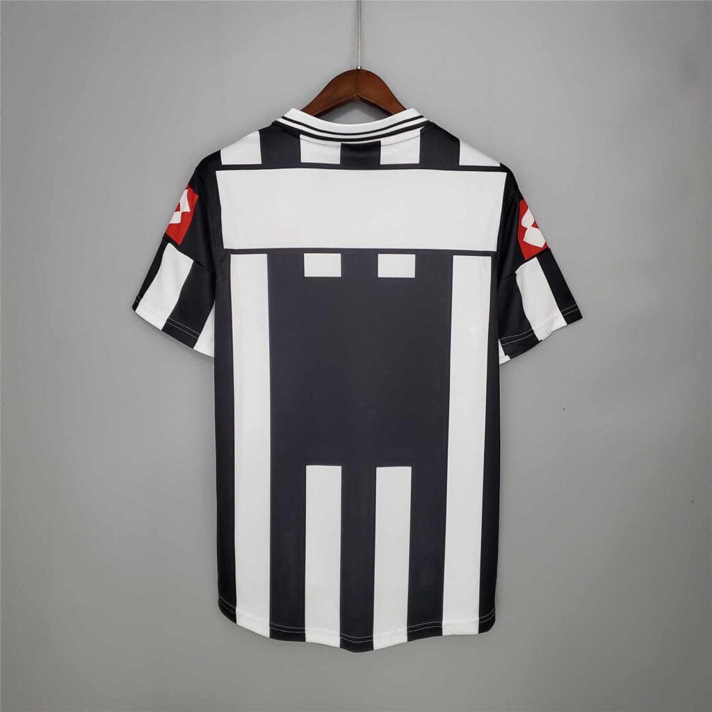 The Retro Kit | Juventus 2001/2002 Home Kit