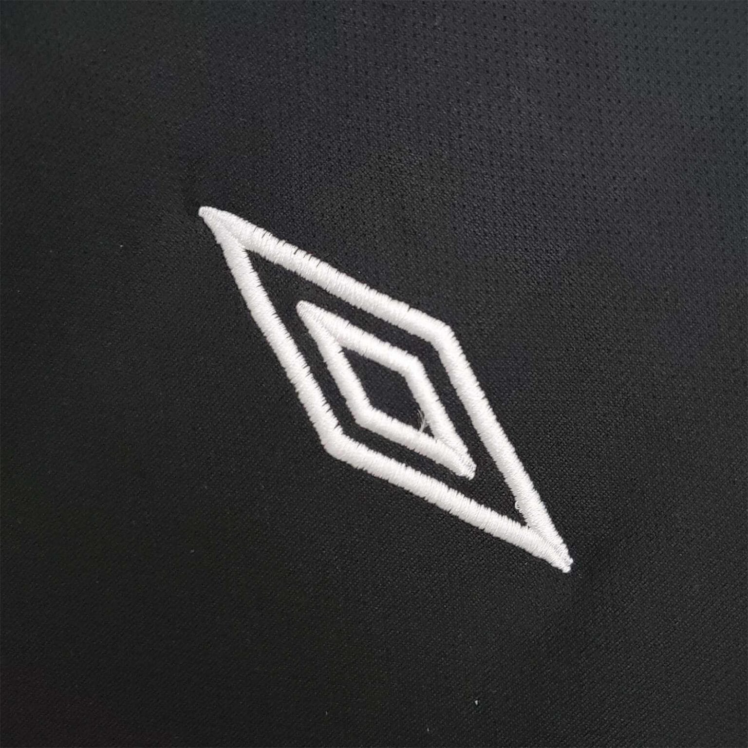 The Retro Kit | Colo-Colo 2006 Away kit